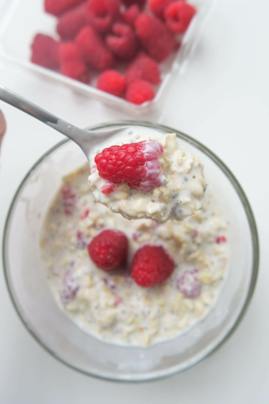 Easy Raspberry Overnight Oats Recipe (Gluten-Free, Vegan, Healthy) - The Chic Life