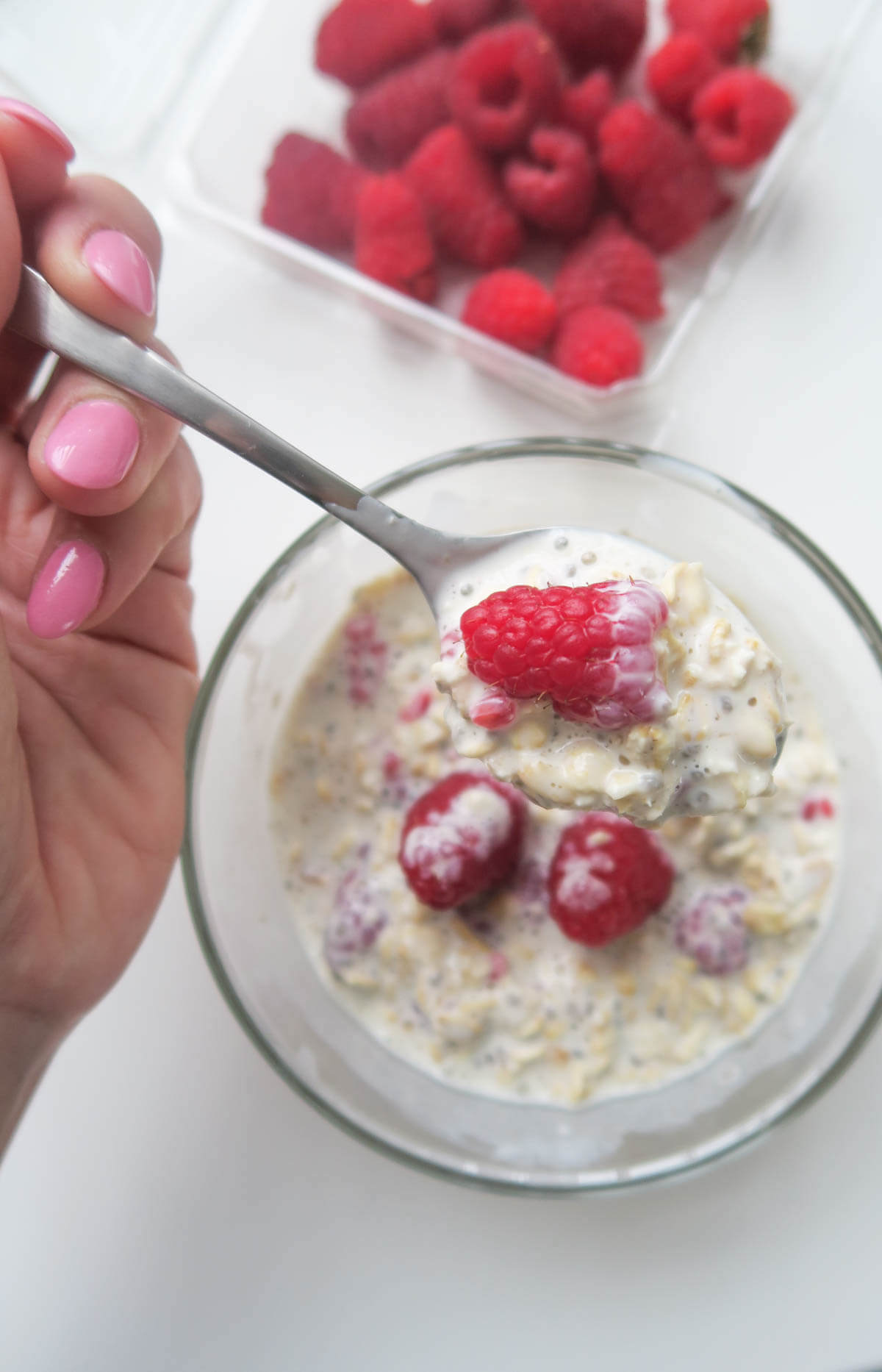 Easy Raspberry Overnight Oats Recipe (Gluten-Free, Vegan, Healthy) - The Chic Life